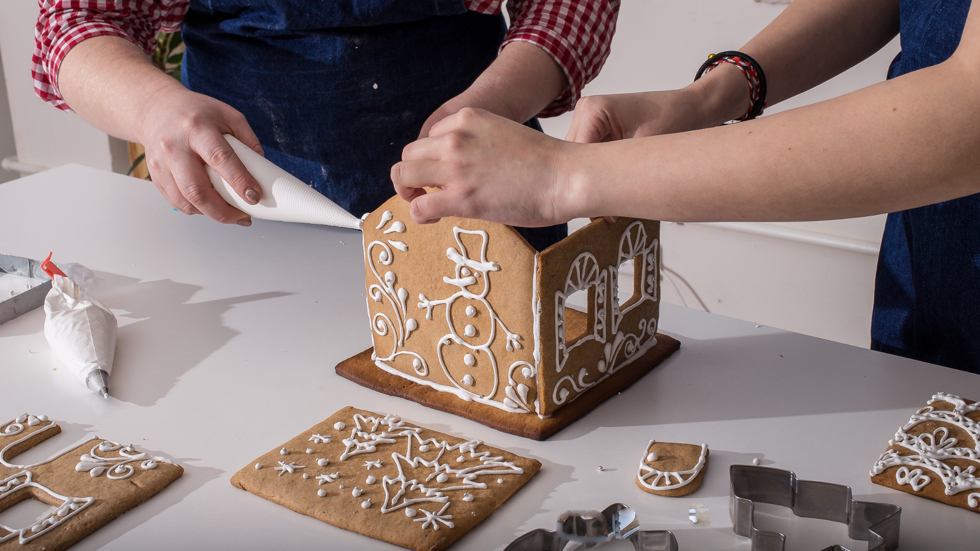 Christmas fundraising ideas: Gingerbread House Challenge